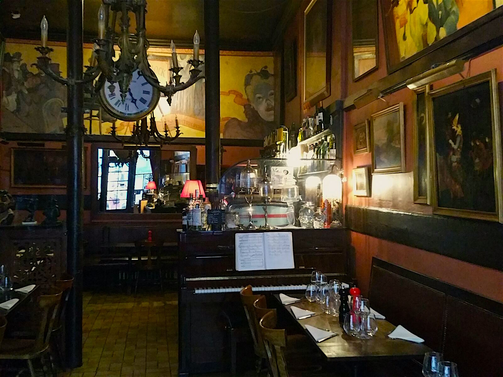 Most ancient restaurant in Montmartre – Code Noir Style